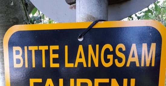 Bitte langsam fahren! Freilaufende Kinder und Tiere. - DEBESTE.de