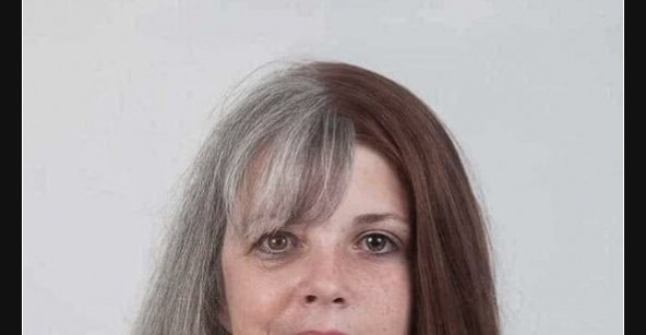 61-jährige Großmutter zusammen gefügt mit 12-jähriger Enkelin auf einem ...